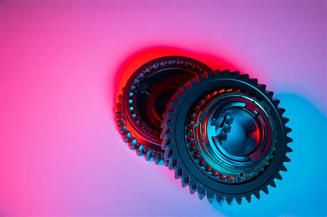 새로운 메탈 기어는 빨간색과 파란색 의 두 가지 색상의 기어 박스에 대한 예비 부품을 예비 변속기의 기계적 요소의 개념적 이미지