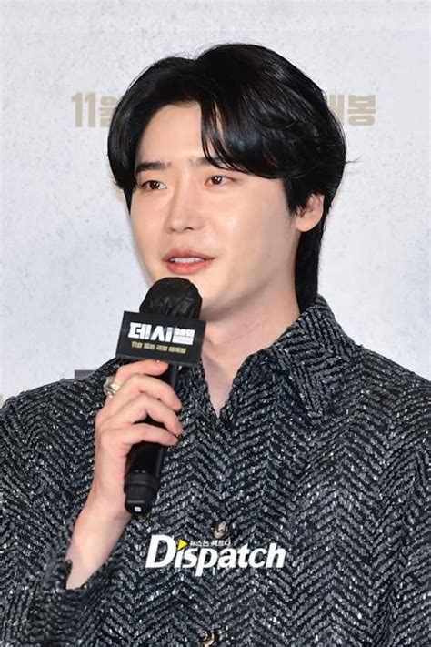 Nam Diễn Viên Lee Jong Suk Lộ Gương Mặt Sưng Phù Khi Họp Báo Ra Mắt Phim
