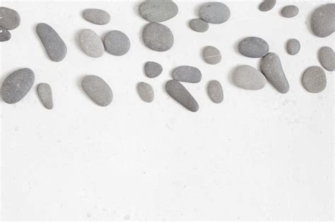 회색 돌 회색 현대 배경 커버 라운드 회색 돌 플랫 누워와 스파 배경 텍스트의 공간을 복사 합니다 회색 배경에 흩어진 돌 광물질에 대한 스톡 사진 및 기타 이미지 Istock