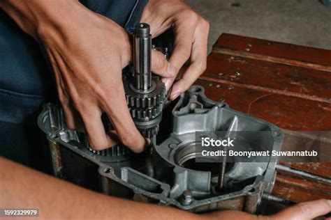 Seorang Pria Memperbaiki Motor Sepeda Motor Di Garasi Tangan Memegang
