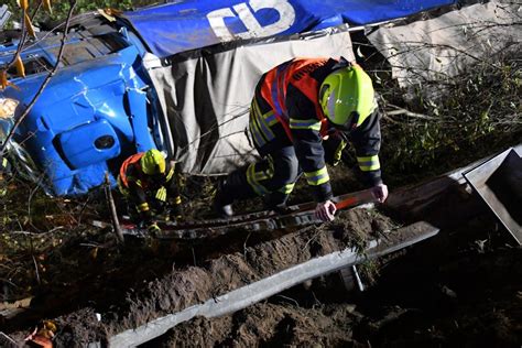 A2 Lkw kracht durch Autobahn Leitplanke und stürzt 10 Meter tief