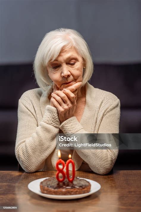 외로운 노인 여자 보고 생일 케이크 와 숫자 팔십 과 불타는 촛불 80에 대한 스톡 사진 및 기타 이미지 80 80 89세