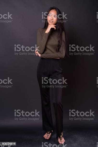 검은 배경에 대해 서 아름 다운 아시아 여자의 전체 길이 총 사색에 대한 스톡 사진 및 기타 이미지 사색 여자 한 명의