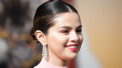 Selena Gomez Couldn T Pick One Nail Polish Color So She Wore Them All At Once See Photo Allure