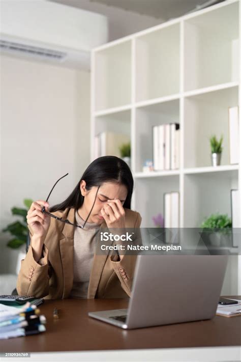친환경 사업가 젊은 아시아 스트레스 노트북 작업 중 홈 오피스에 앉아있다 게으름에 대한 스톡 사진 및 기타 이미지 게으름