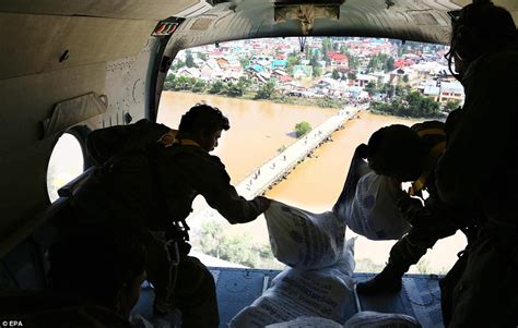 Kashmir Floods Sees Over 450 Dead And 300000 Stranded Daily Mail Online