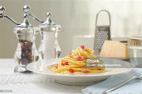 흰색 나무 테이블에 파스타 카르보나라와 점심 식사 스파게티 판세타 계란 노른자 파마산 치즈로 만든 소스 전통 레시피 카르보나라 소스에 대한 스톡 사진 및 기타 이미지