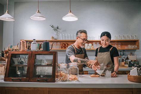 아시아 중국 노인 남성 바리스타 가르친다 그의 딸 만들기 커피 에 카페 바 카운터 소기업에 대한 스톡 사진 및 기타 이미지