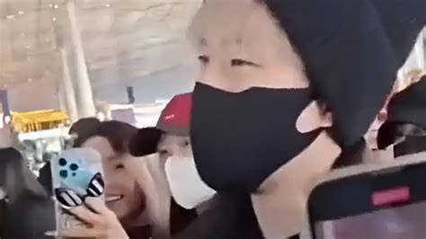 机场被粉丝包围怼脸拍，王楚钦怒怼：太夸张了！疯了都！不让走吗腾讯新闻