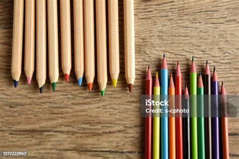 Pensil Berwarna Krayon Di Meja Kayu Dengan Ruang Fotokopi Foto Stok