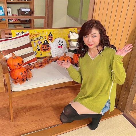 モモコさんのインスタグラム写真 モモコinstagram「tv局のスタジオは、ハロウィンをだいたいこっそり飾ってる🎃😈👻 可愛い ️