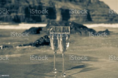 하얀 모래 열 대 해변 럭셔리 리조트 바다 전망 낭만적인 휴가에 샴페인 이나 스파클링 와인 카바 2 잔 제공 0명에 대한 스톡 사진 및 기타 이미지 Istock