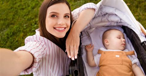 Pour prendre des clichés de son bébé elle interdit aux autres enfants laccès à laire de jeux