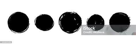 드라이 페인트 둥근 얼룩 세트 블랙 그런 지 잉크 서클 컬렉션 질감이 있는 브러시 스트로크 방사형 요소 팩 프레임 디자인 포스터 배너 템플릿을위한 손으로 그린 숯 얼룩 벡터