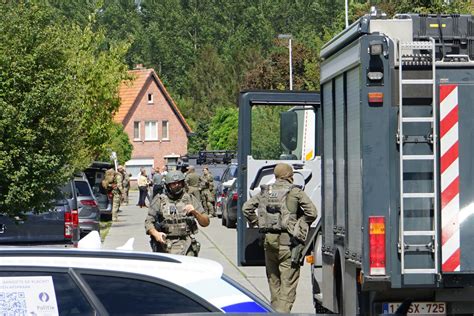 Man 42 Doodgeschoten Door Liefdesrivaal Dader Overmeesterd Nadat Hij Zich Urenlang Had