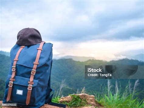 Hipster 블루 배낭 그리고 까만 모자입니다 복사 공간 텍스트 배경 조 피크 산에 전면 관광 여행자 가방에서 볼 배낭에 대한