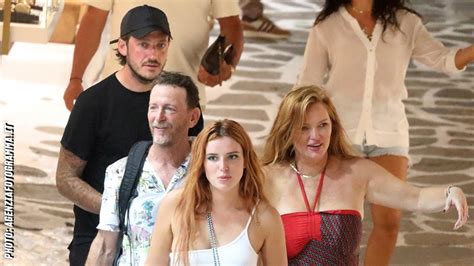 Bella Thorne In Vacanza Con Mark Emms Dopo La Separazione Da Benjamin