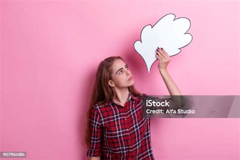 심각한 소녀 생각이 나 아이디어의 이미지를 그녀의 머리 위로 들고와 그것을 보고 핑크 배경입니다 공란에 대한 스톡 사진 및 기타 이미지 Istock