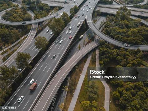 화창한 날 황금 시간대에 중국 대도시 도시에서 높은 도로와 교통 교차로의 공중 무인 항공기 보기를 위로 교통 체증을 피하기 위해 교통 방법의 현대적인 건설 설계 몇 가지