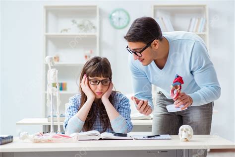 اثنان من طلاب الطب يدرسون في الفصل صورة الخلفية والصورة للتنزيل المجاني