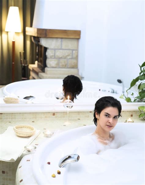 Banho Em Um Jacuzzi Da Cuba Quente Do Whirlpool Foto De Stock Imagem De Lavagem Espuma 1854846