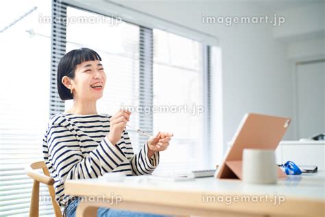部屋のテーブルで仕事をする若い日本人女性 （人物）の写真素材 206662509 イメージマート