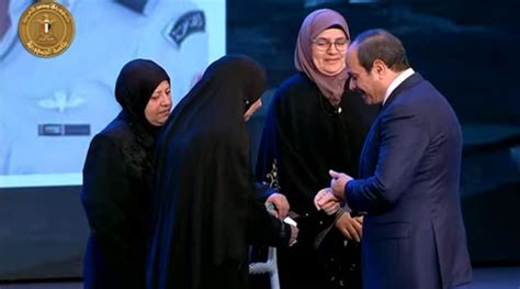 بوابة روز اليوسف صورة تذكارية للرئيس السيسي مع ثلاث أمهات من شهداء
