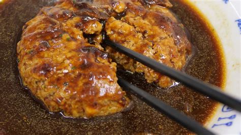 熱湯をかけるだけで味も食感も超本格的なハンバーグが食べられる「フリーズドライの匠 煮込み風ハンバーグ」はフリーズドライの可能性を示す大傑作でした