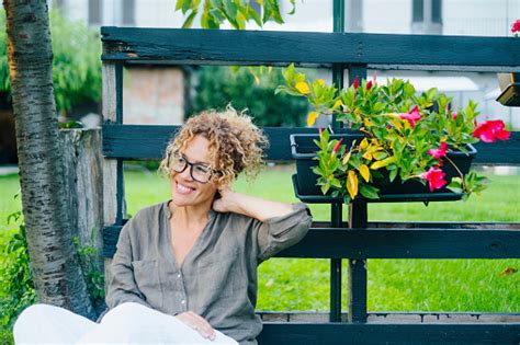 Photo Libre De Droit De Portrait Dune Jeune Femme Mûre Se Relaxant Et