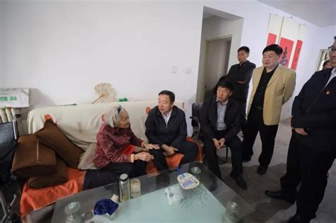 济宁市人民政府 县区动态 【太白湖新区】展鑫书记重阳节走访慰问百岁老人和敬老院老人