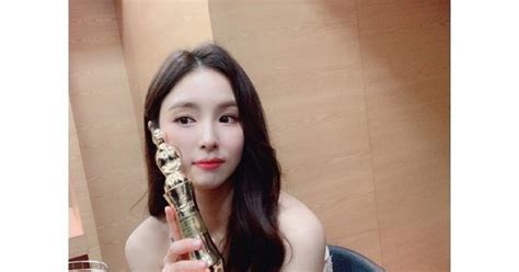 신세경 Mbc 연기대상 트로피 들고 새해인사 몸 마음 건강하길 Sns★컷