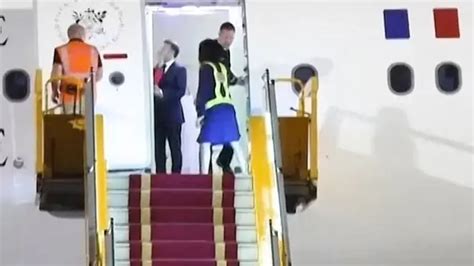 Presiden Prancis Emmanuel Macron Terekam Didorong Wajahnya Oleh Istri Di Vietnam Ini Respons