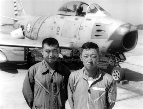 台海九二四空軍大捷中在自由世界以響尾蛇飛彈首次使用擊落敵機錢奕強﹝左﹞、傅純顯﹝右﹞｜國家文化記憶庫 20