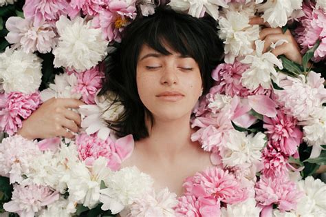 아름 다운 갈색 머리 여자 많은 분홍색과 흰색 모란에서 작 약 꽃 평면도와 행복 Boho 여자 초상화 크리에이 티브 꽃
