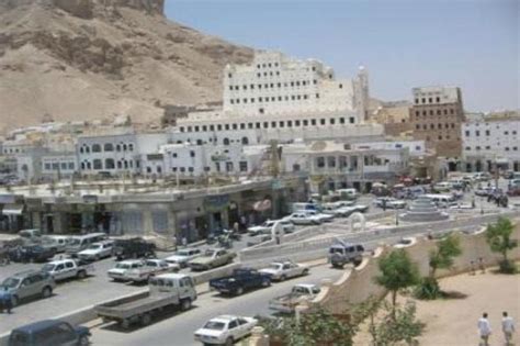 سيئون محتجون يقطعون شارع الجزائرمطالبين بصرف مرتباتهم المشهد