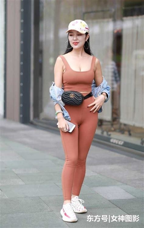 街拍美女穿紧身打底裤的小姐姐身材真好 女人吧