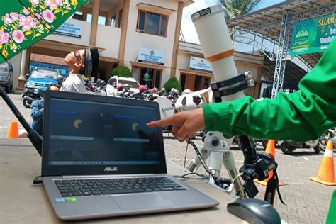 Foto Fenomena Gerhana Matahari Hibrida Di Malang 67 Persen Matahari