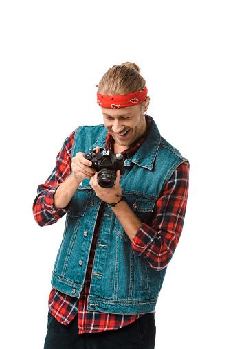 데님 조끼와 체크 무늬 셔츠 흰색 절연 카메라 화면을 보고 웃는 Hipster 남성 사진 작가 남자에 대한 스톡 사진 및 기타
