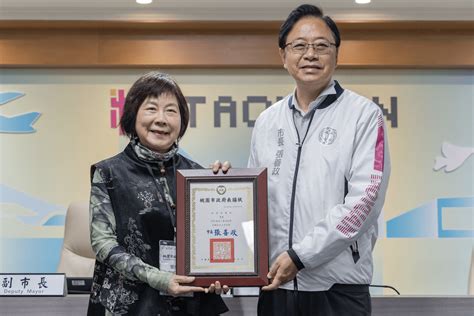 大溪繡藝師粘碧華獲頒國家工藝成就獎 張善政期許工藝融入桃園發展 Beanfun