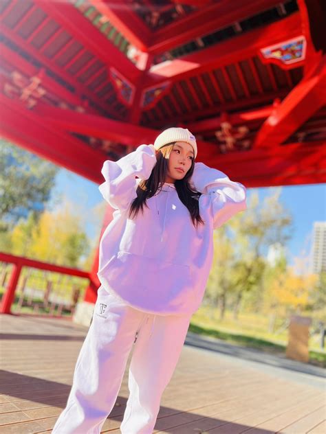 Жүжигчин Хүсэх л юм бол Хүсэх л юм бол бүхнийг нь уучлаад хайрлана Хүсэх л юм бол хаана ч