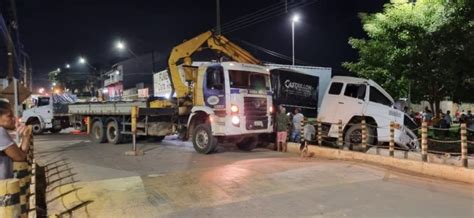 Jaru Veja como foram os trabalhos para retirar a carreta do córrego