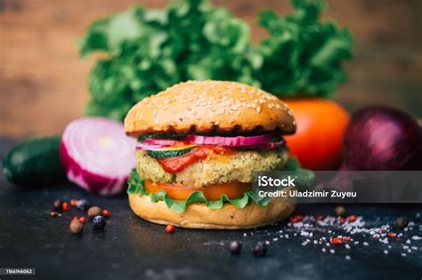 병아리콩 커틀릿과 야채를 곁들인 채식 햄버거 채식 개념입니다 공간을 복사합니다 햄버거에 대한 스톡 사진 및 기타 이미지 Istock
