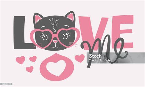 분홍색 하트 안경을 쓴 귀여운 검은 고양이 얼굴 Love Me 슬로건 텍스트 고양이 새끼에 대한 스톡 벡터 아트 및 기타 이미지