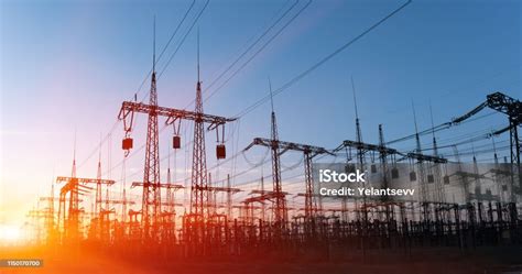 고전압 전원 라인 전기 분배 스테이션 고전압 전기 전송 타워 전력선 및 변압기와 배전 전기 변전소 전기 변전소에 대한 스톡 사진 및 기타 이미지 Istock