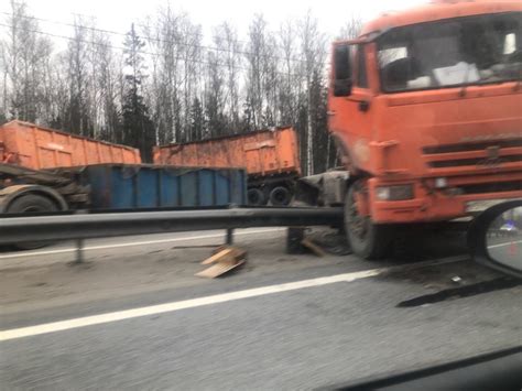Две фуры и дом на колёсах столкнулись на трассе в Ленобласти