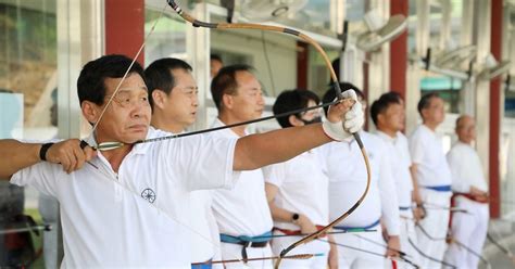 과녁 조준하는 궁수