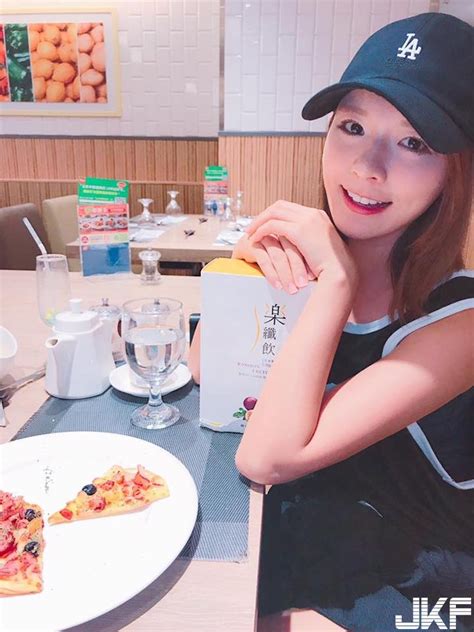 【ev女孩】超夢幻蘿莉女孩！甜美外表下隱藏「爆乳好身材」，那乳溝真的太美 Ev撲克官網