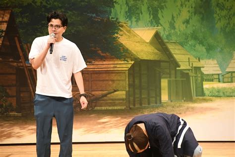 相方・阪本が登場し、へたり込むマユリカ中谷。 マユリカ中谷、宙を舞う 歌い踊って1人ミュージカル完遂も相方阪本「薬草採ってた？」 画像
