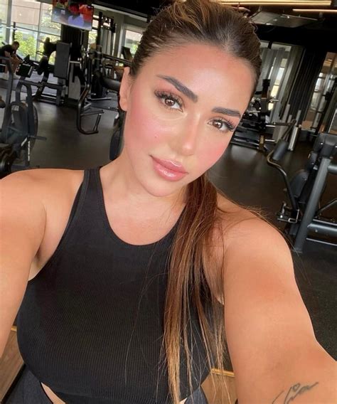 سارة سلامة تستعرض رشاقتها داخل الجيم
