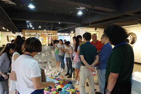 西安美术学院学术评定委员会光临特殊教育艺术学院“七彩空间”毕业作品展区 特殊教育
